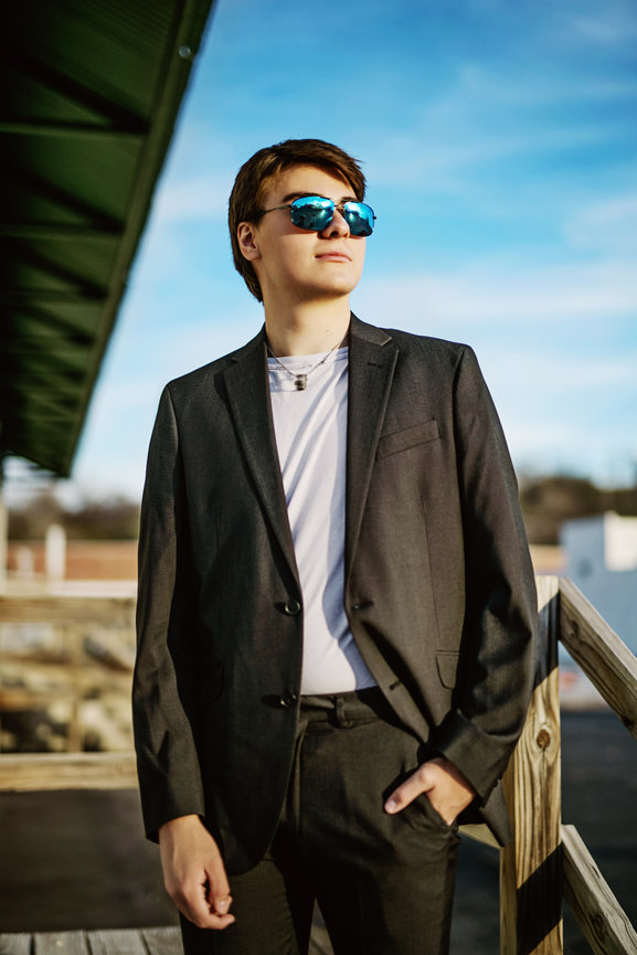Looks I love - a guy in a suit! Senior portrait wardrobe ideas - Kansas ...